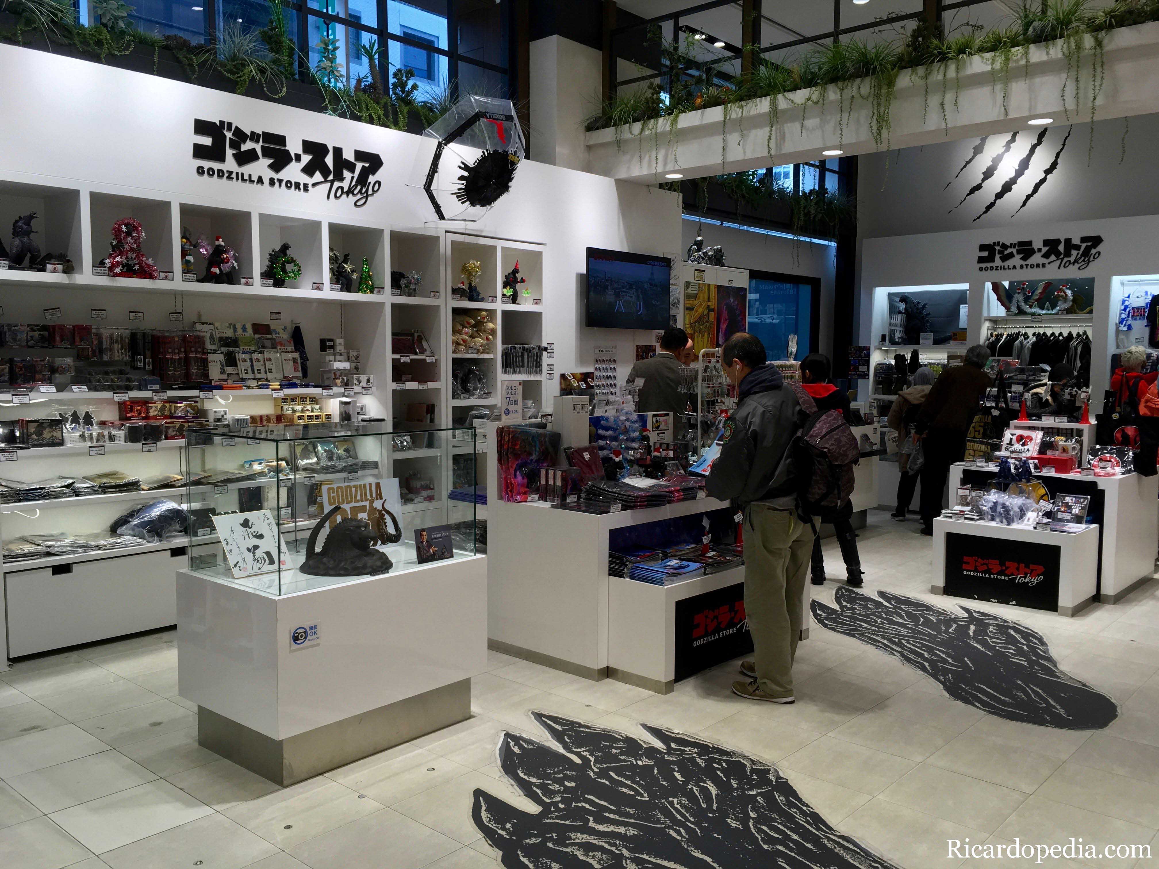 Tokyo 2019: Godzilla head and Godzilla Store – Ricardopedia